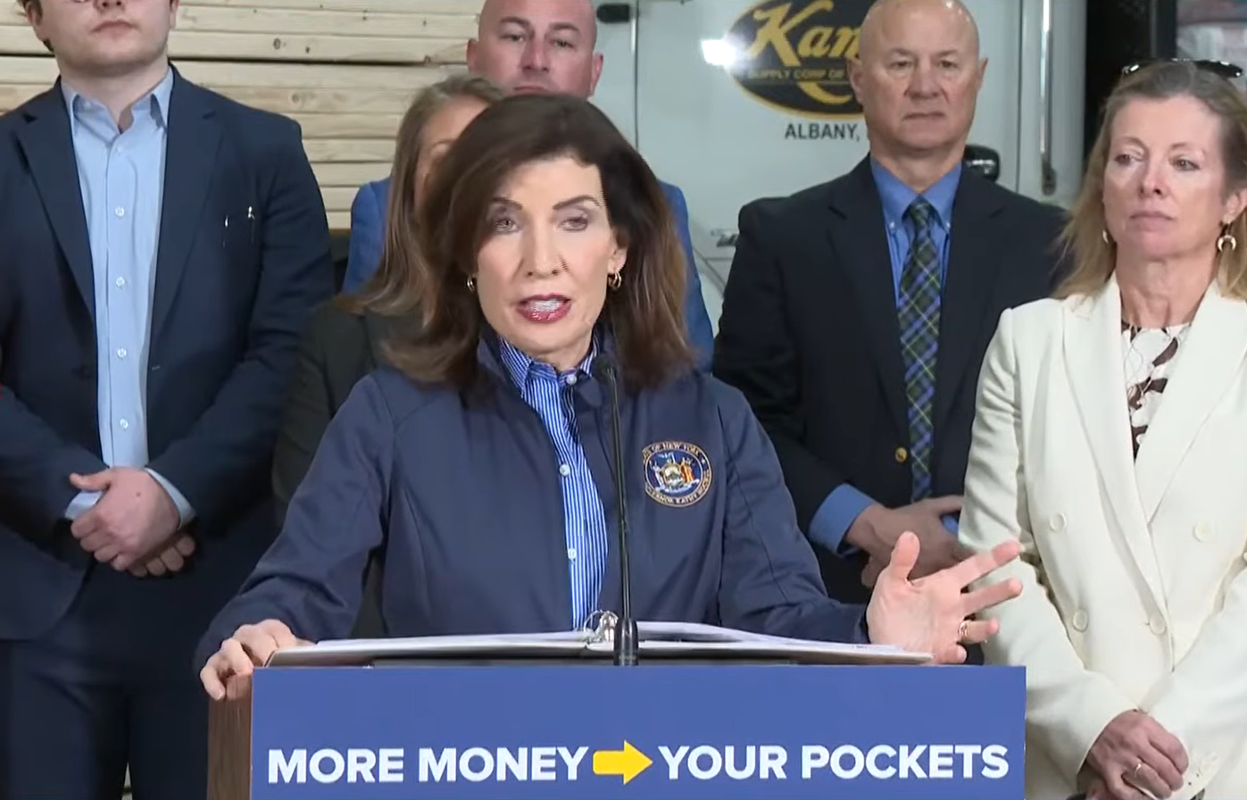 New York Gov. Hochul Says Deal on State Budget Includes NYC Pied-à ...